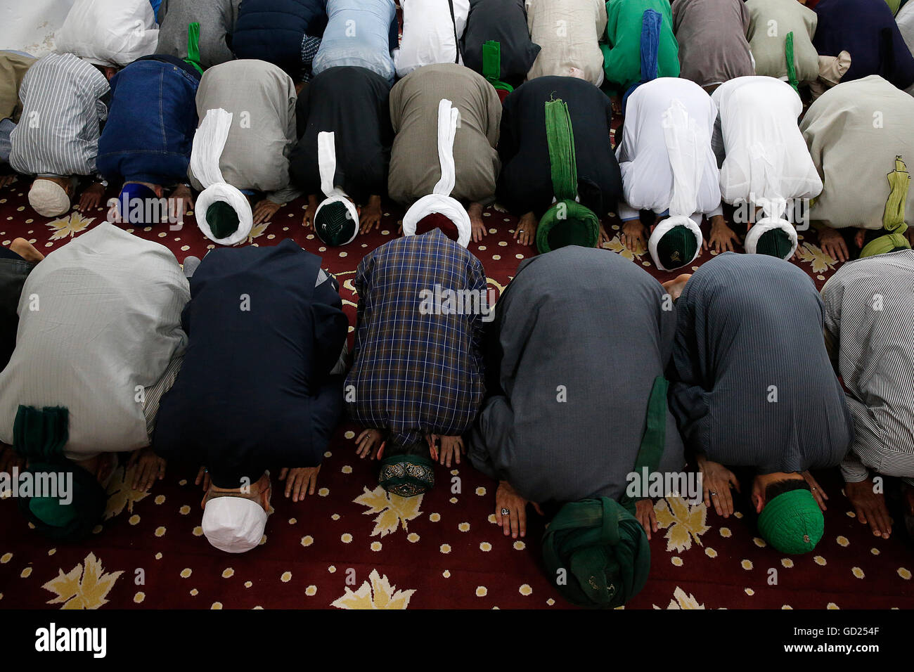 Urs of Mawlana Cheikh Muhammad Nazim Adil al-Haqqani praying in Selimye ...