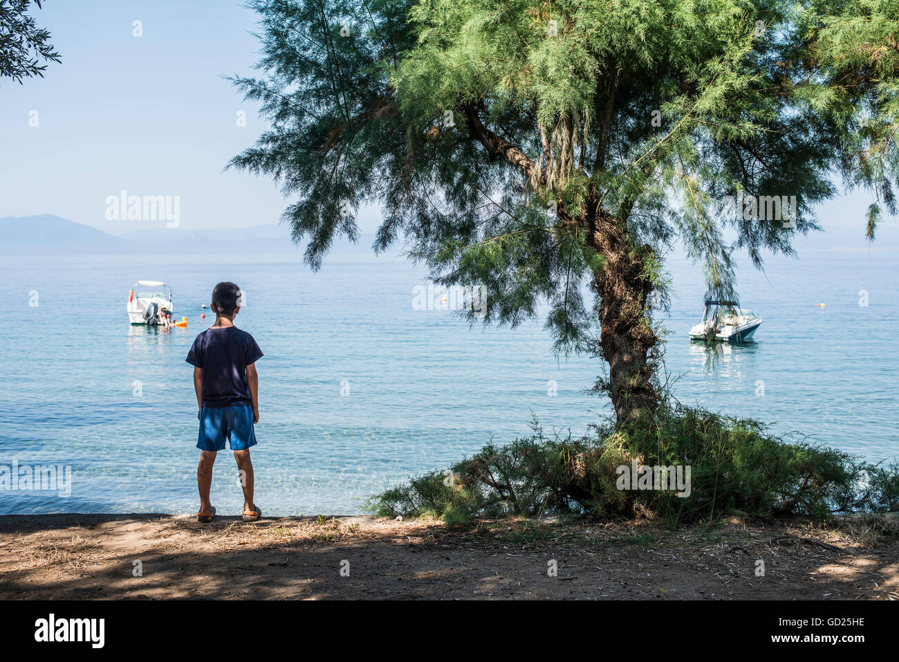 Child looking at ocean hi-res stock photography and images - Alamy