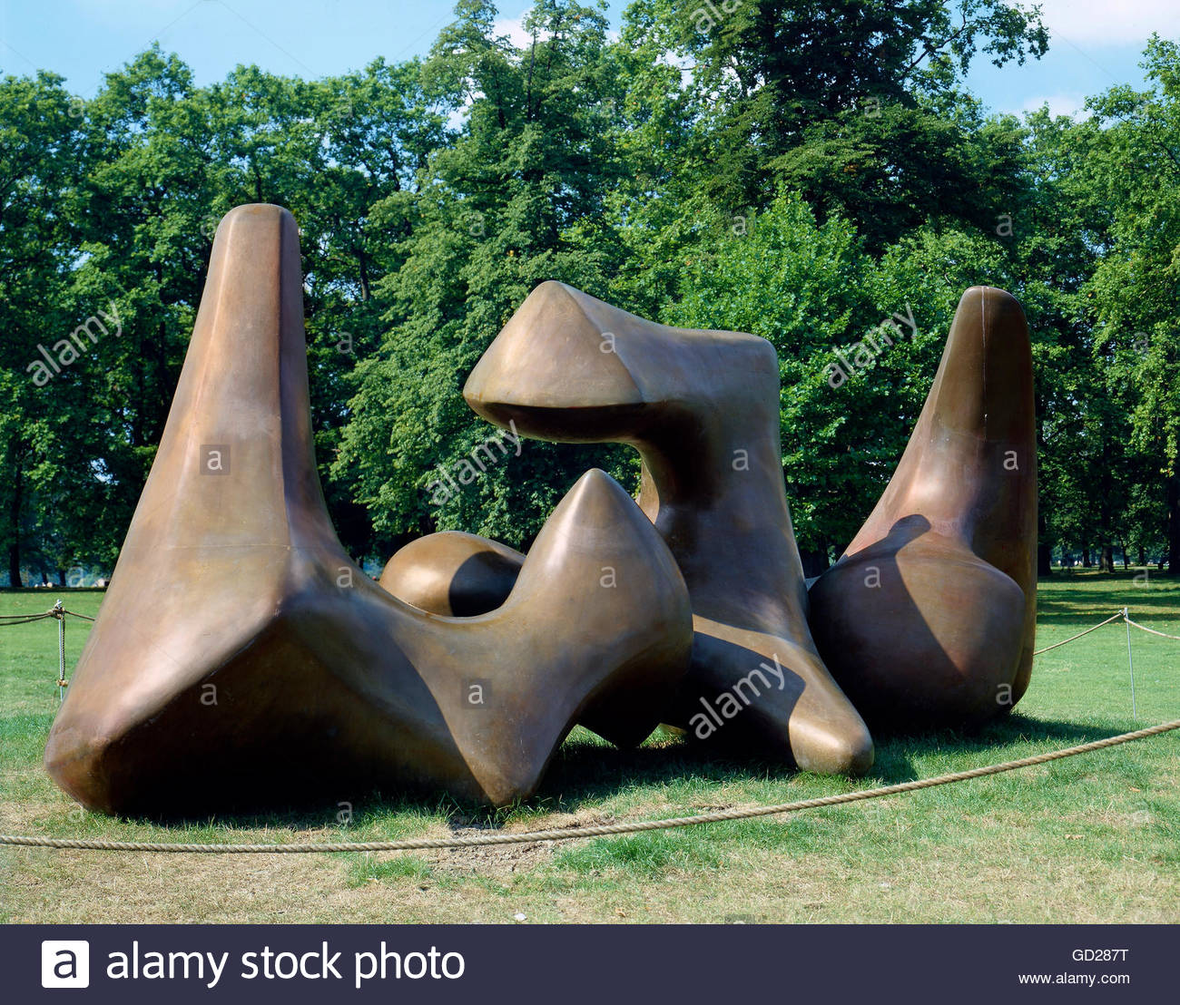 Henry Moore Sculpture Art Gallery Stock Photos & Henry Moore Sculpture ...