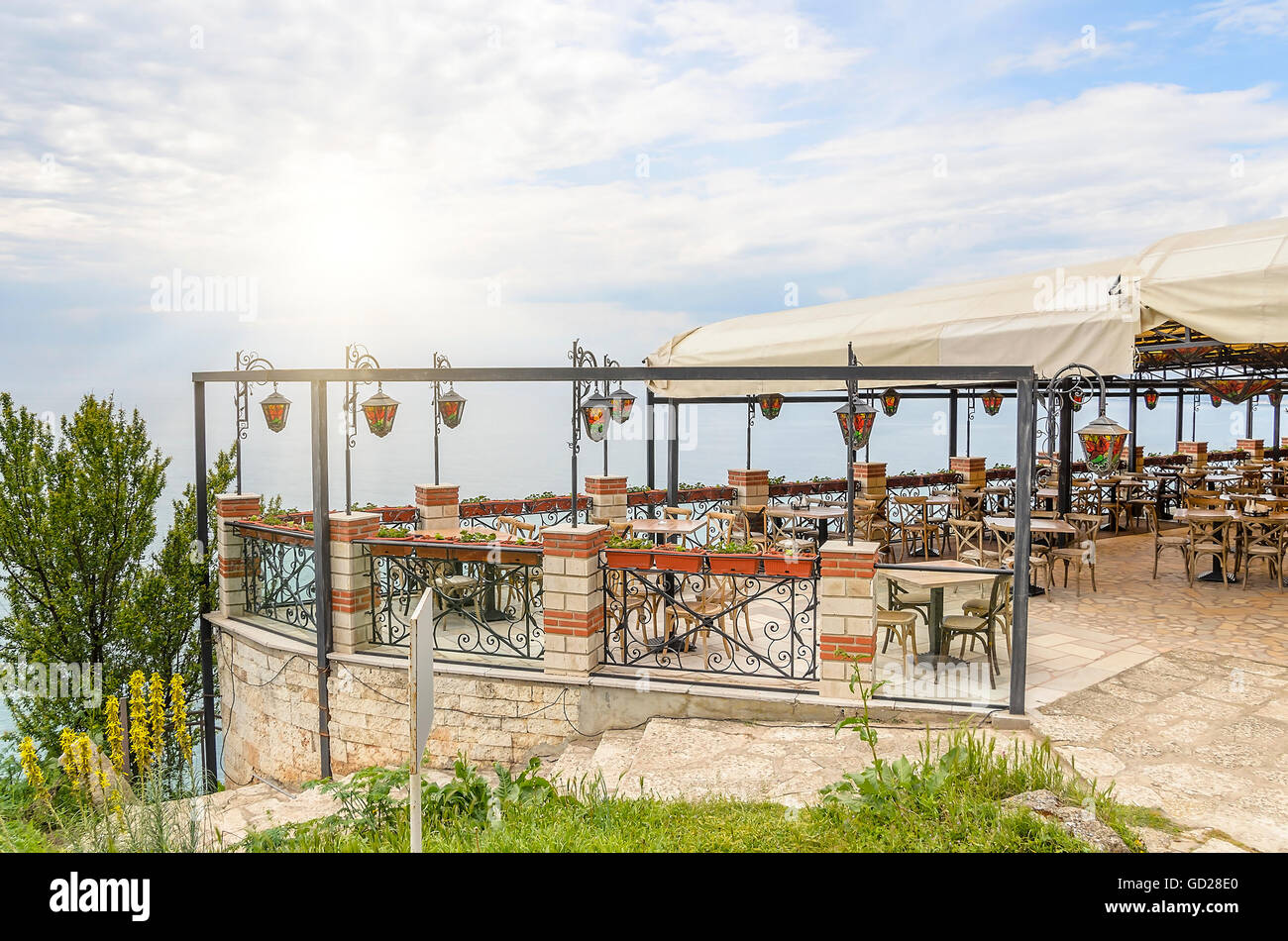 Seafront restaurant terrace hi-res stock photography and images - Alamy