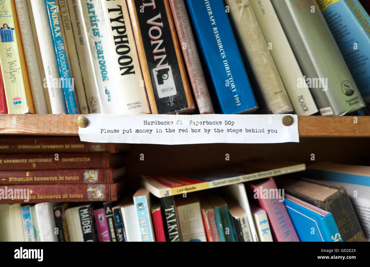 Bookshop shelf hi-res stock photography and images - Alamy