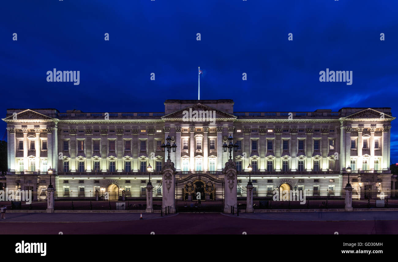 Buckingham palace exterior hi-res stock photography and images - Alamy