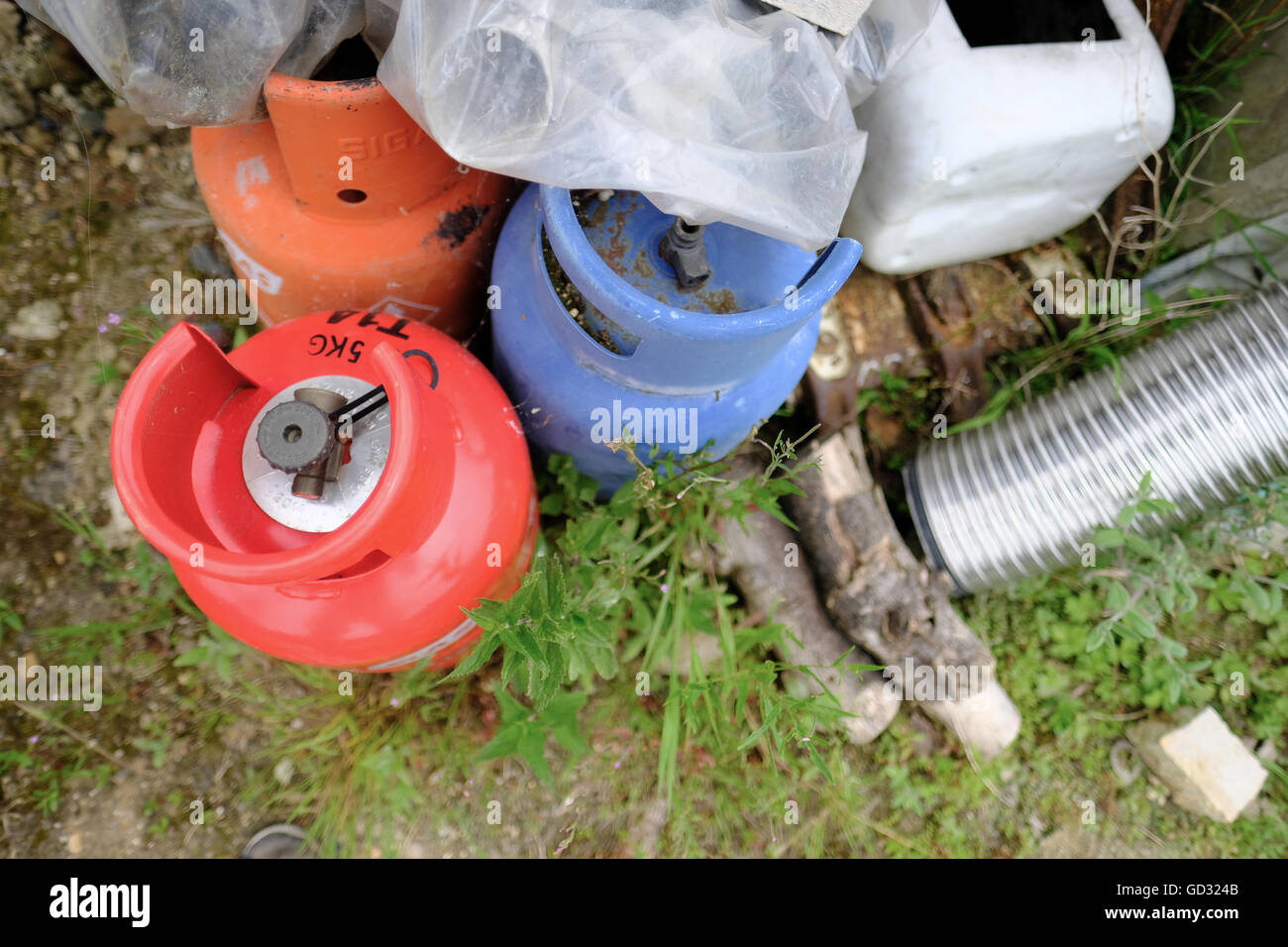 Carrying a gas cylinder hi-res stock photography and images - Alamy