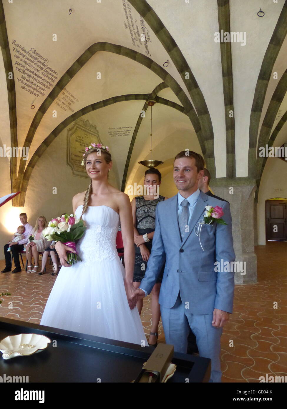 Bride and groom during wedding ceremony Stock Photo - Alamy