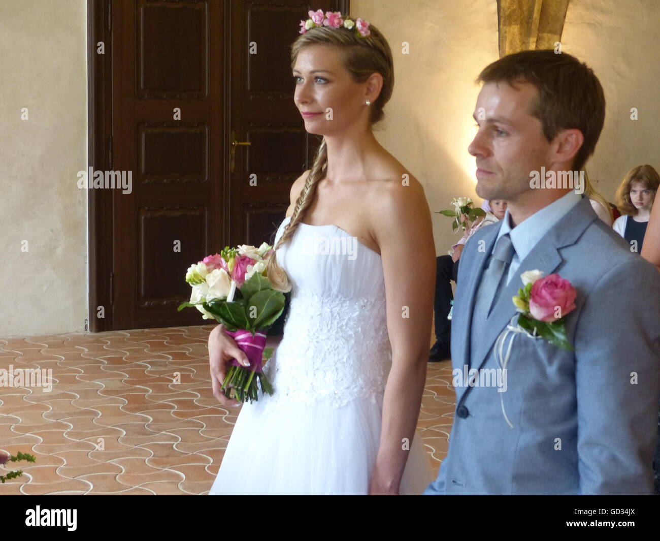 Bride and groom during wedding ceremony Stock Photo - Alamy
