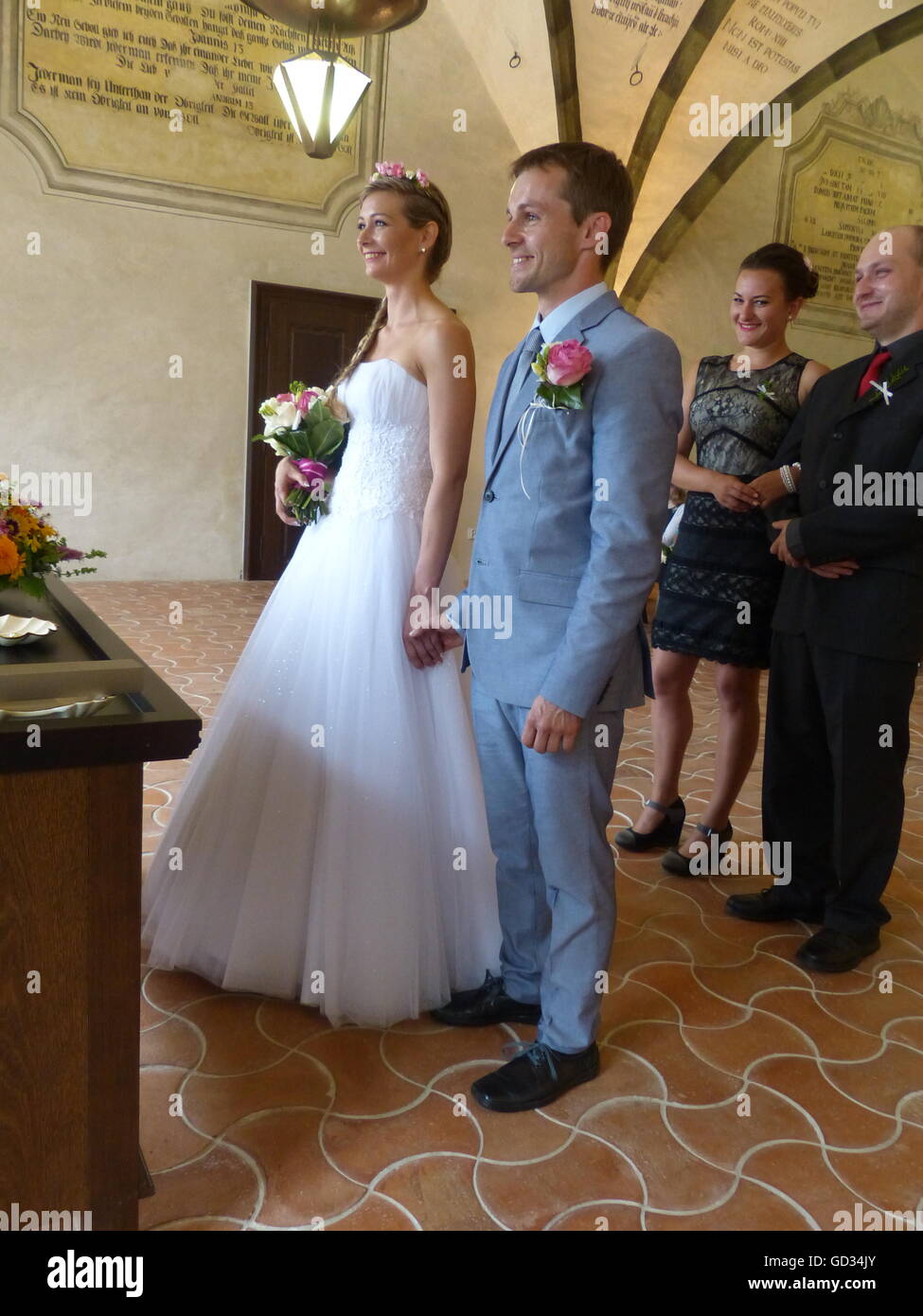 Bride and groom during wedding ceremony Stock Photo - Alamy