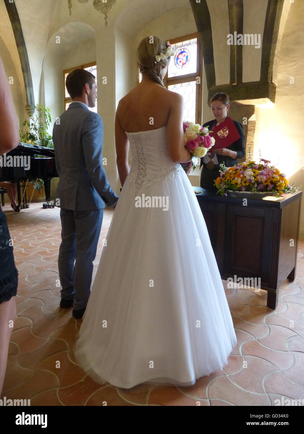 Bride and groom during wedding ceremony Stock Photo - Alamy