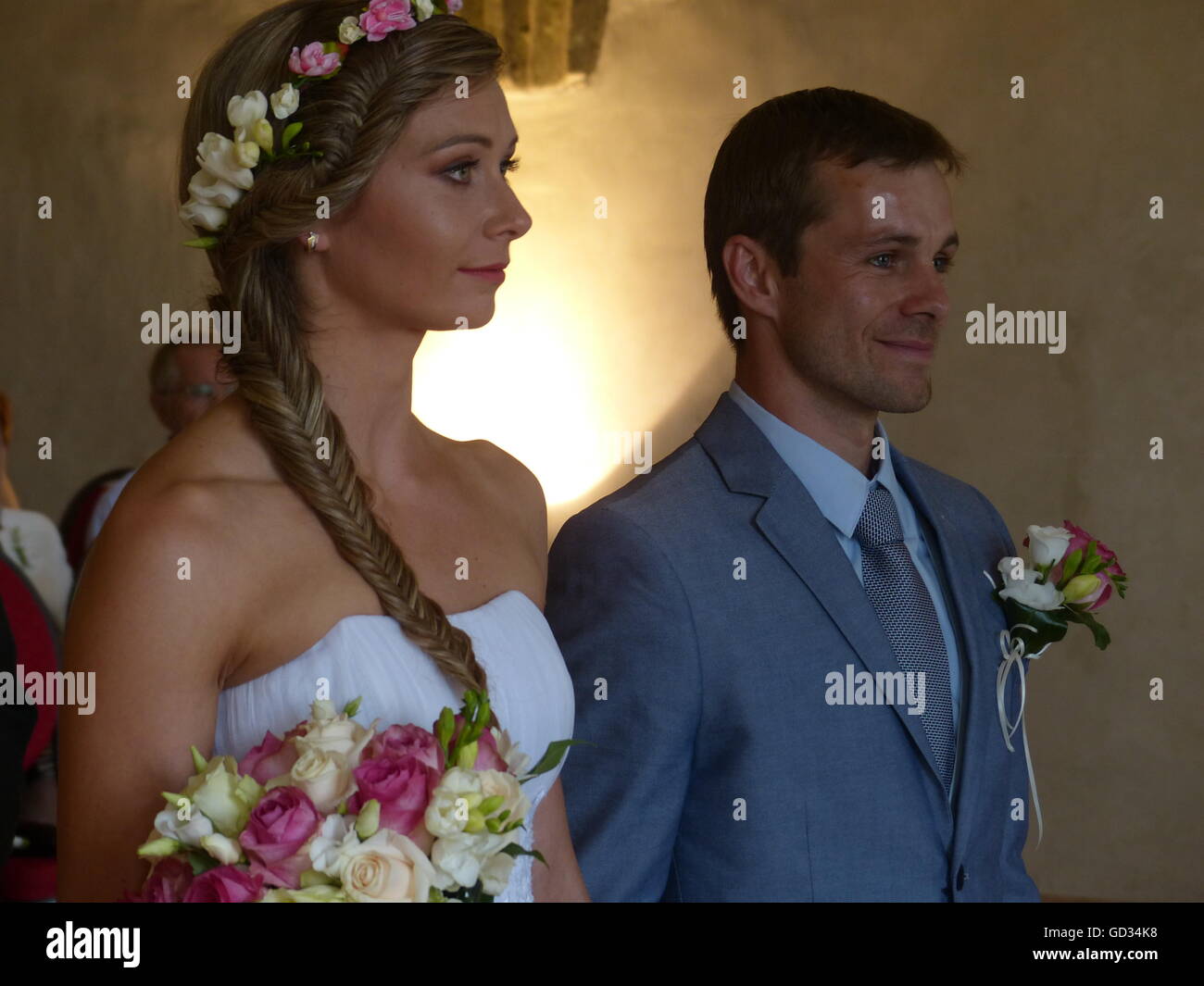 Bride and groom during wedding ceremony Stock Photo - Alamy