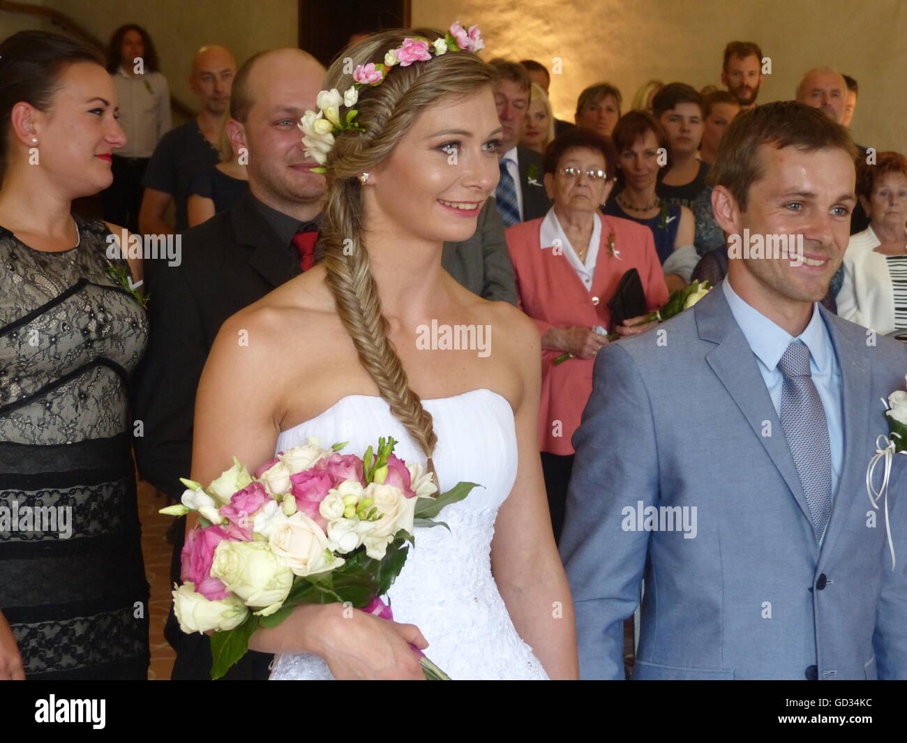 Bride and groom during wedding ceremony Stock Photo - Alamy