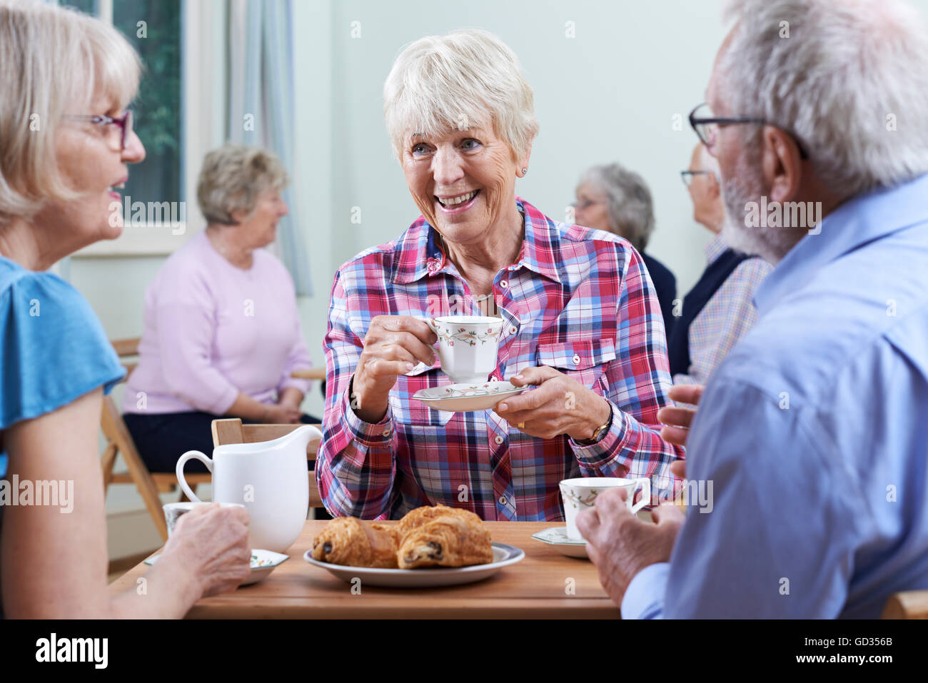Group of active seniors hi-res stock photography and images - Alamy
