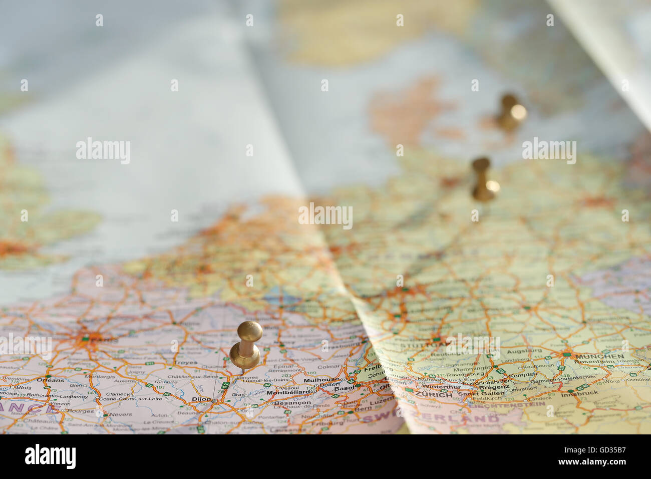 Paper map guide pin location hi-res stock photography and images - Alamy