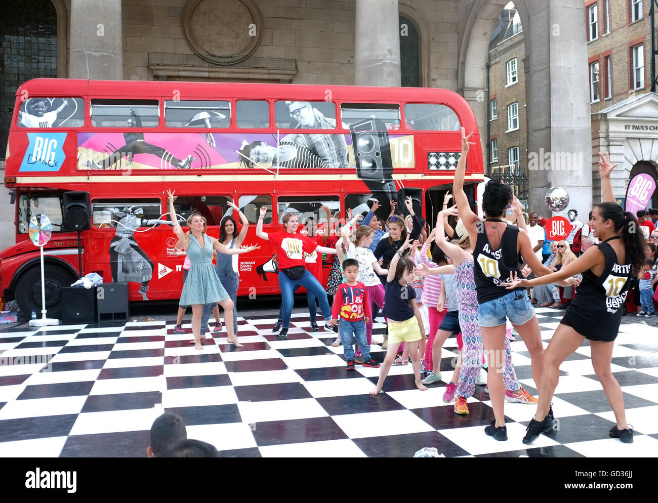 Street entertainment with public in London Stock Photo - Alamy