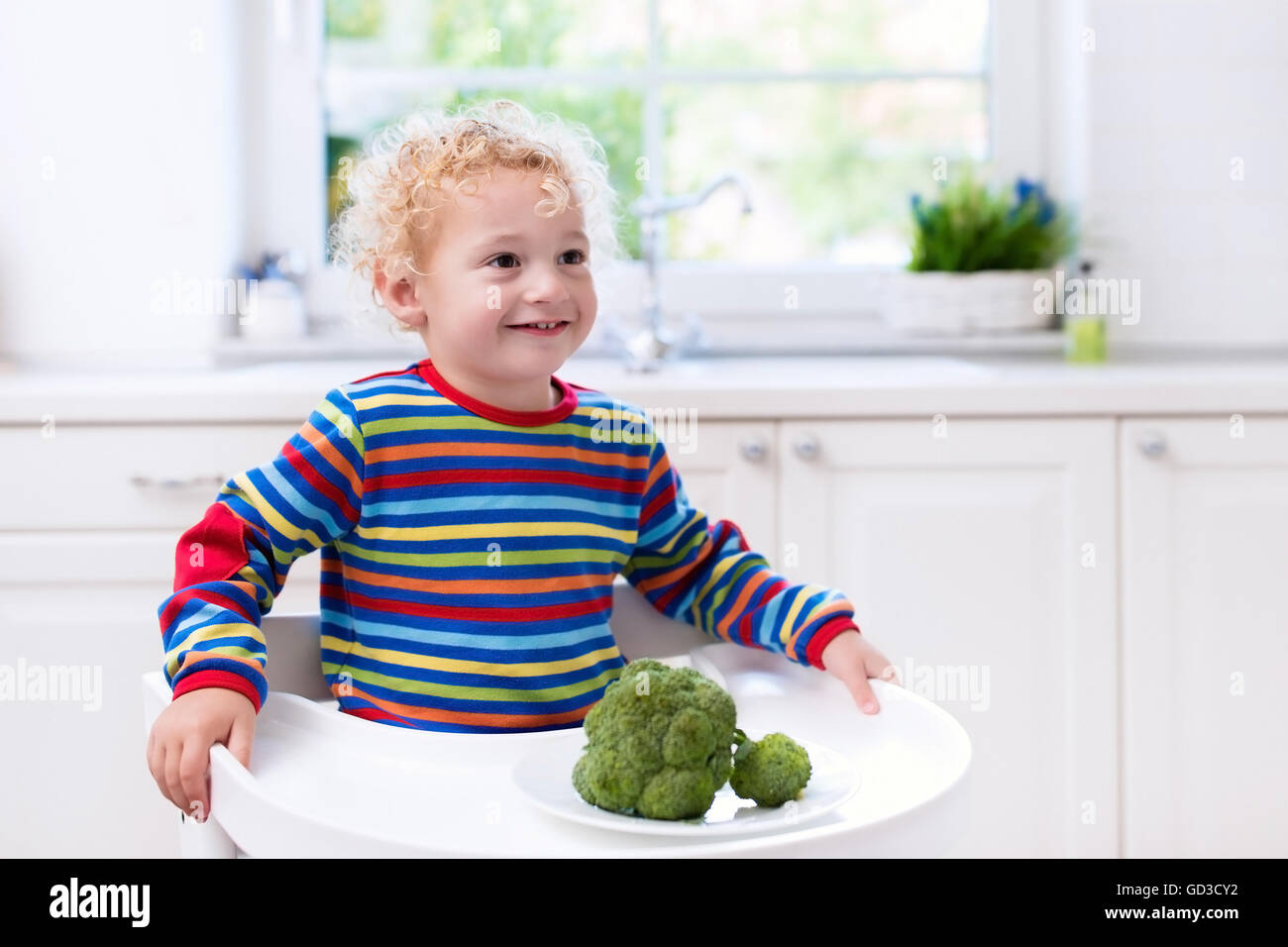 Child broccoli hi-res stock photography and images - Alamy