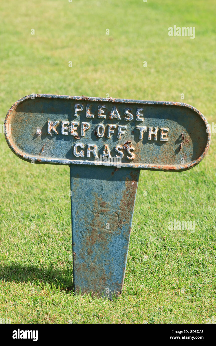 Information Sign - Please keep off the grass Stock Photo - Alamy