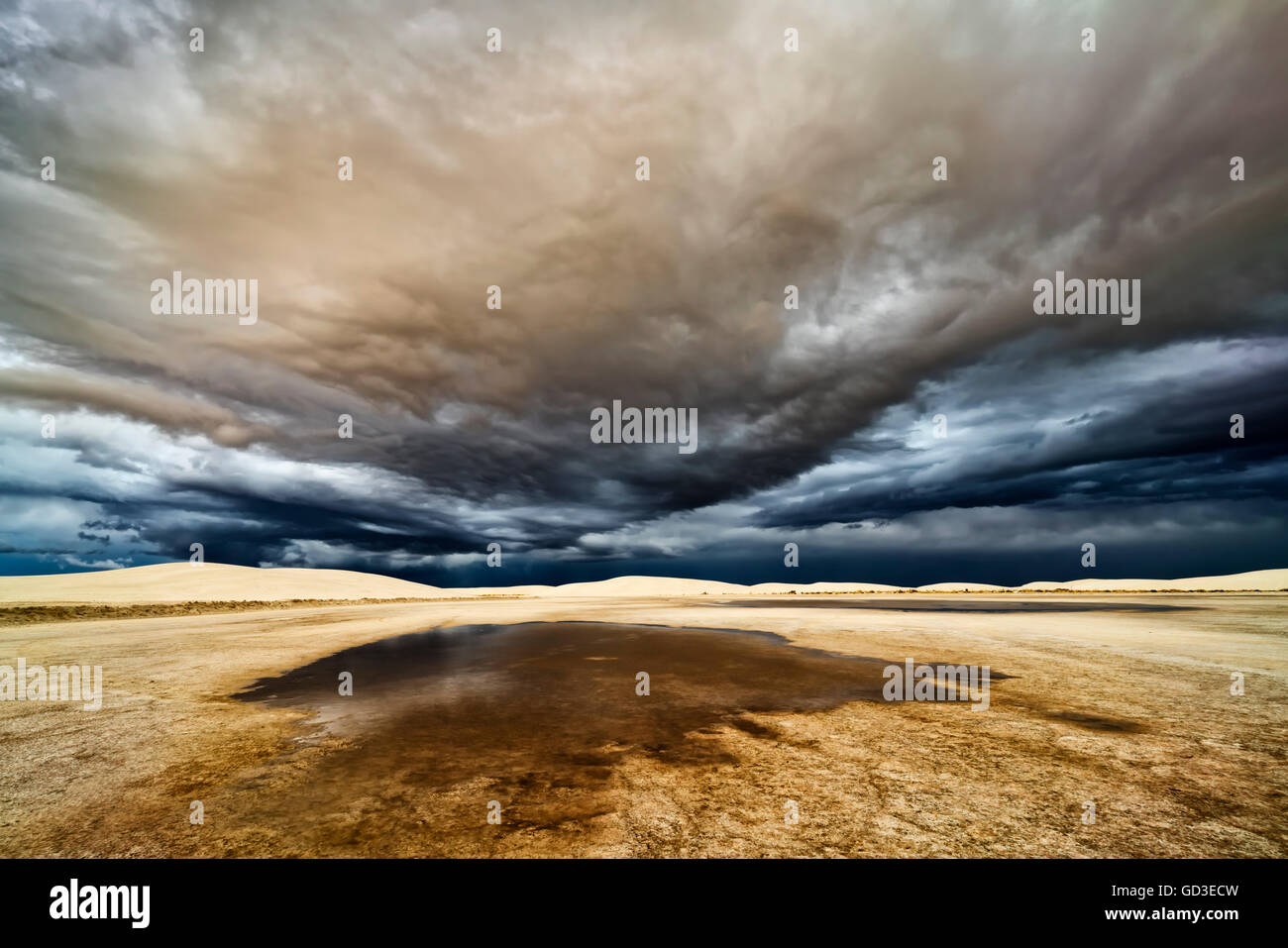 Desert storm hi-res stock photography and images - Alamy