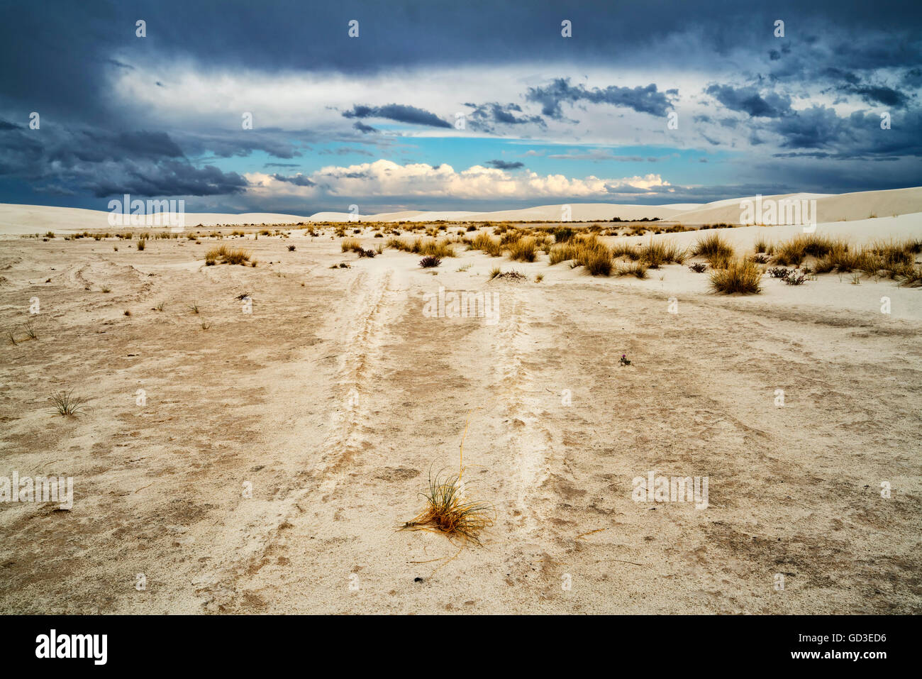 Clouds and desert lines hi-res stock photography and images - Alamy