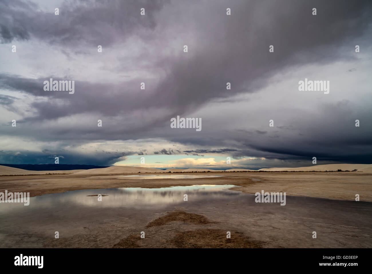 Desert puddle hi-res stock photography and images - Alamy
