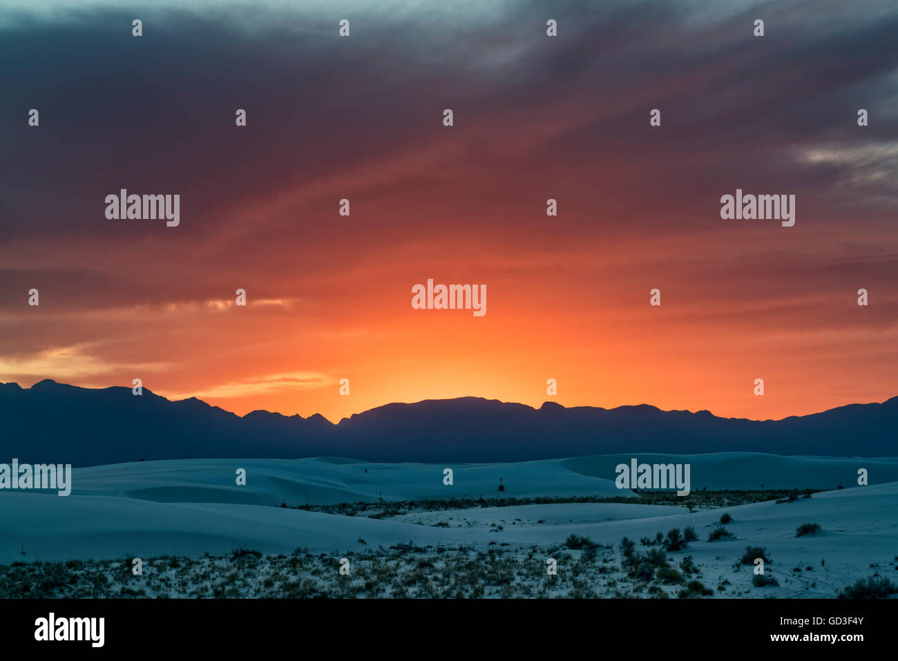 Desert sunset dusk glow sand dunes hi-res stock photography and images ...