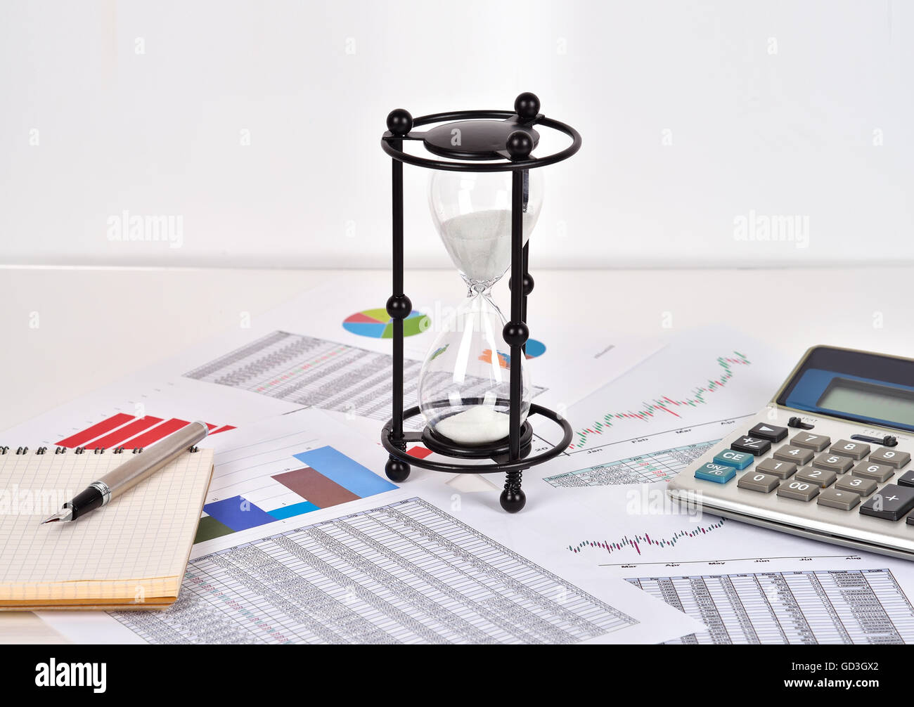 Infographic financial charts hi-res stock photography and images - Alamy