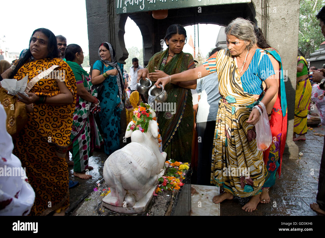 Indian woman offering flowers hindu hi-res stock photography and images ...