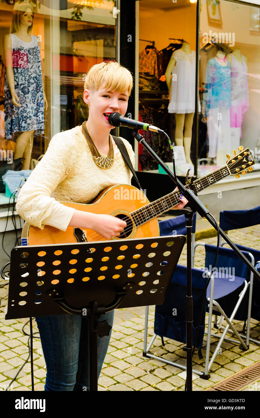 Street singer girl hi-res stock photography and images - Alamy
