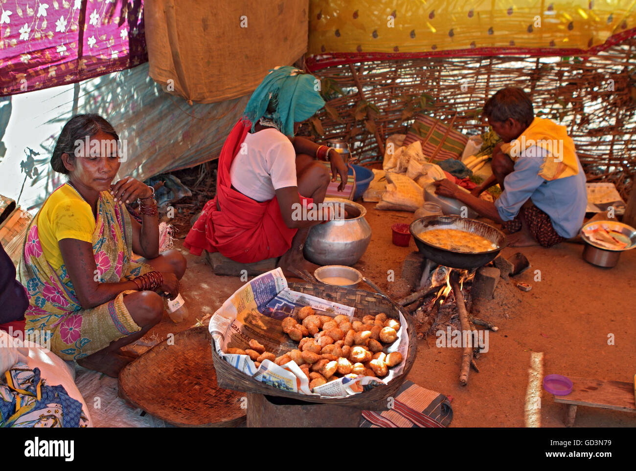 Women making snacks hi-res stock photography and images - Alamy