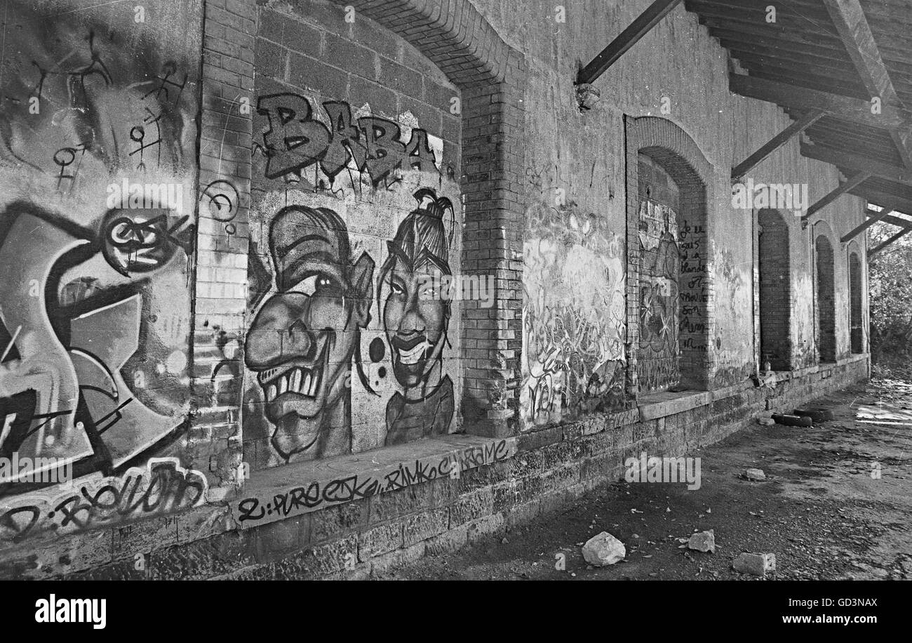 Wall of photographs Black and White Stock Photos & Images - Alamy