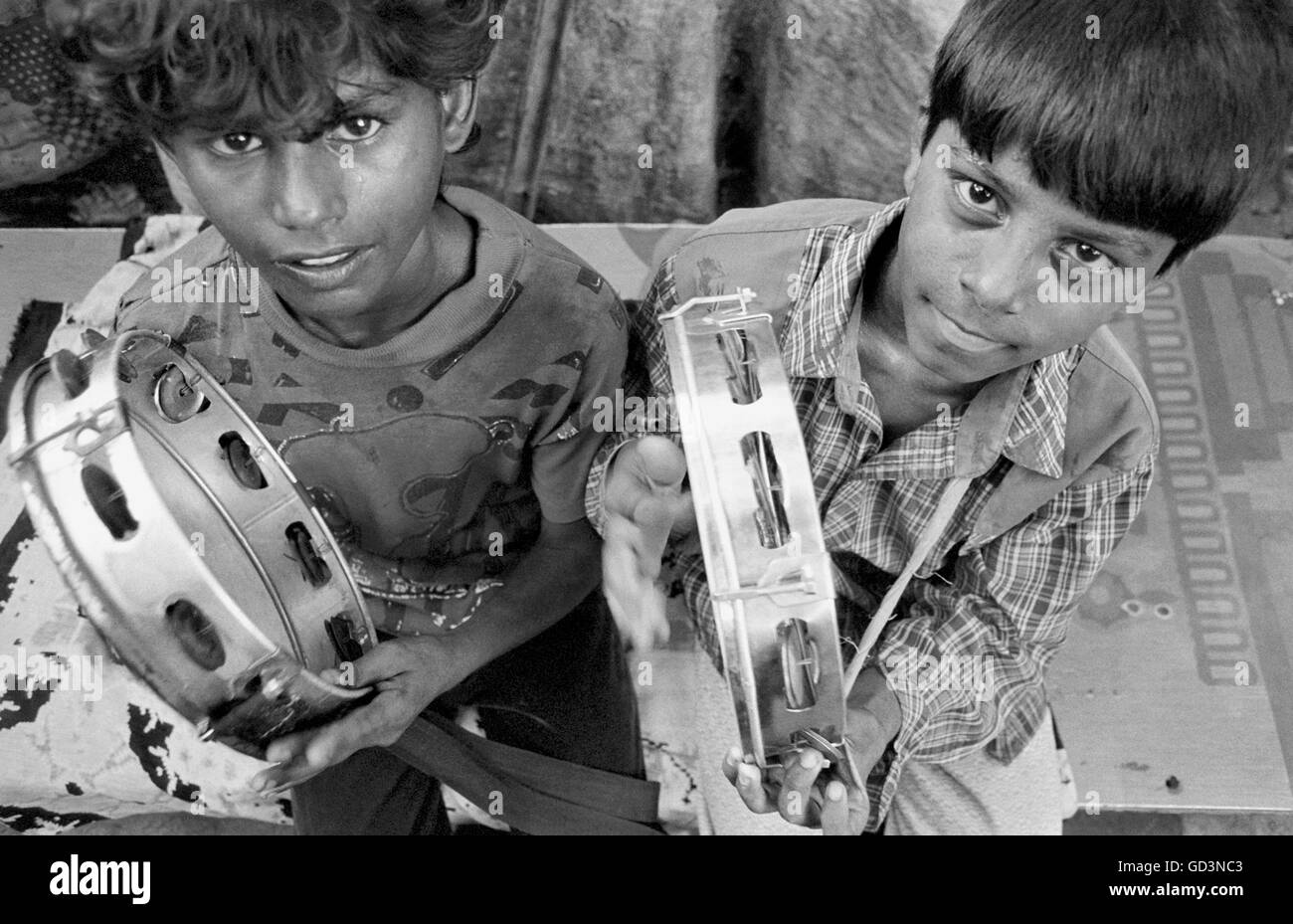 Street singer hi-res stock photography and images - Alamy