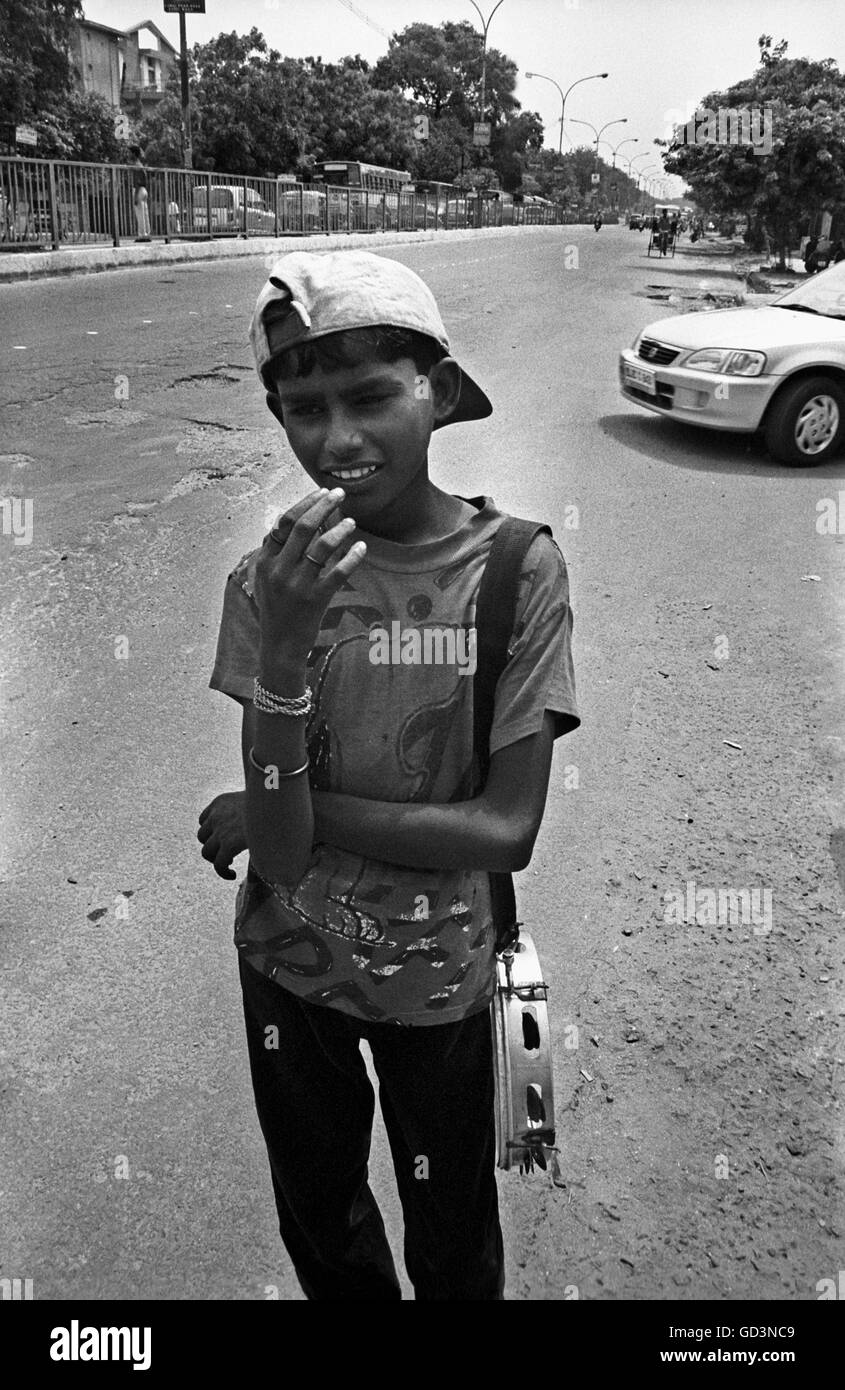 Delhi india street performer hi-res stock photography and images - Alamy
