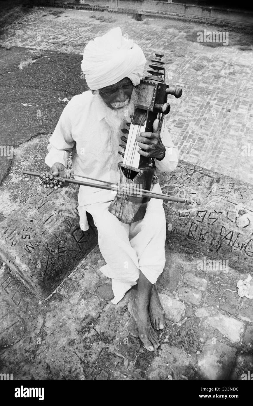 Sarangi hi-res stock photography and images - Alamy