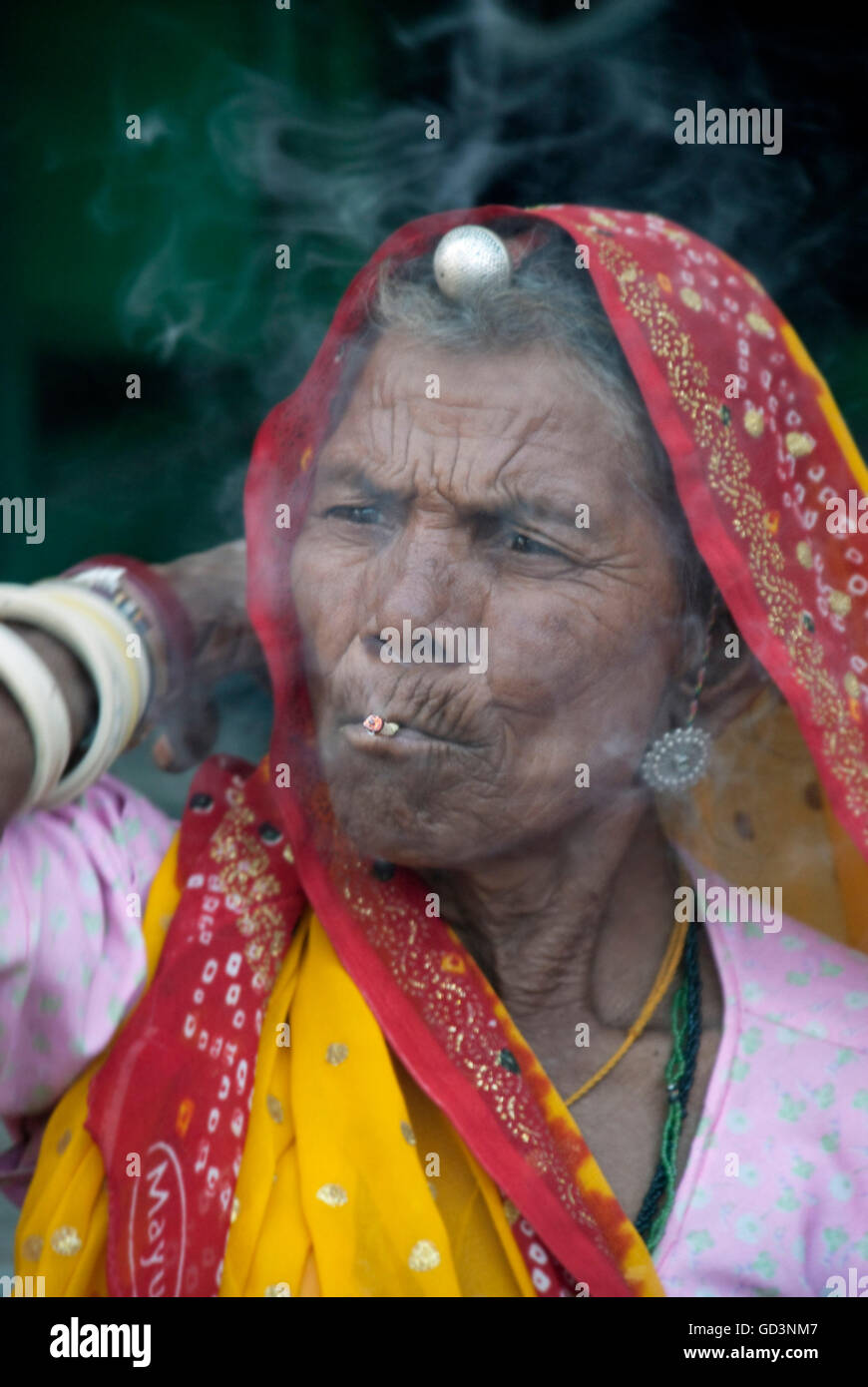 Old lady smoking a beedi Stock Photo - Alamy