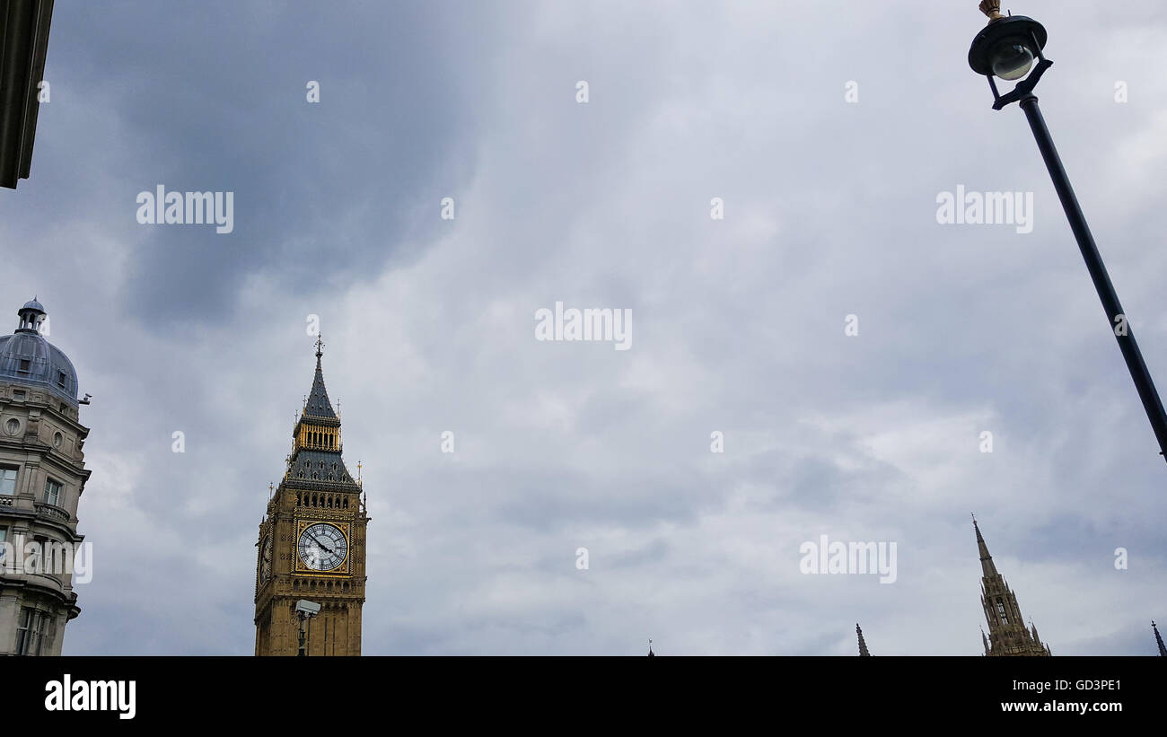 Big ben raining hi-res stock photography and images - Alamy
