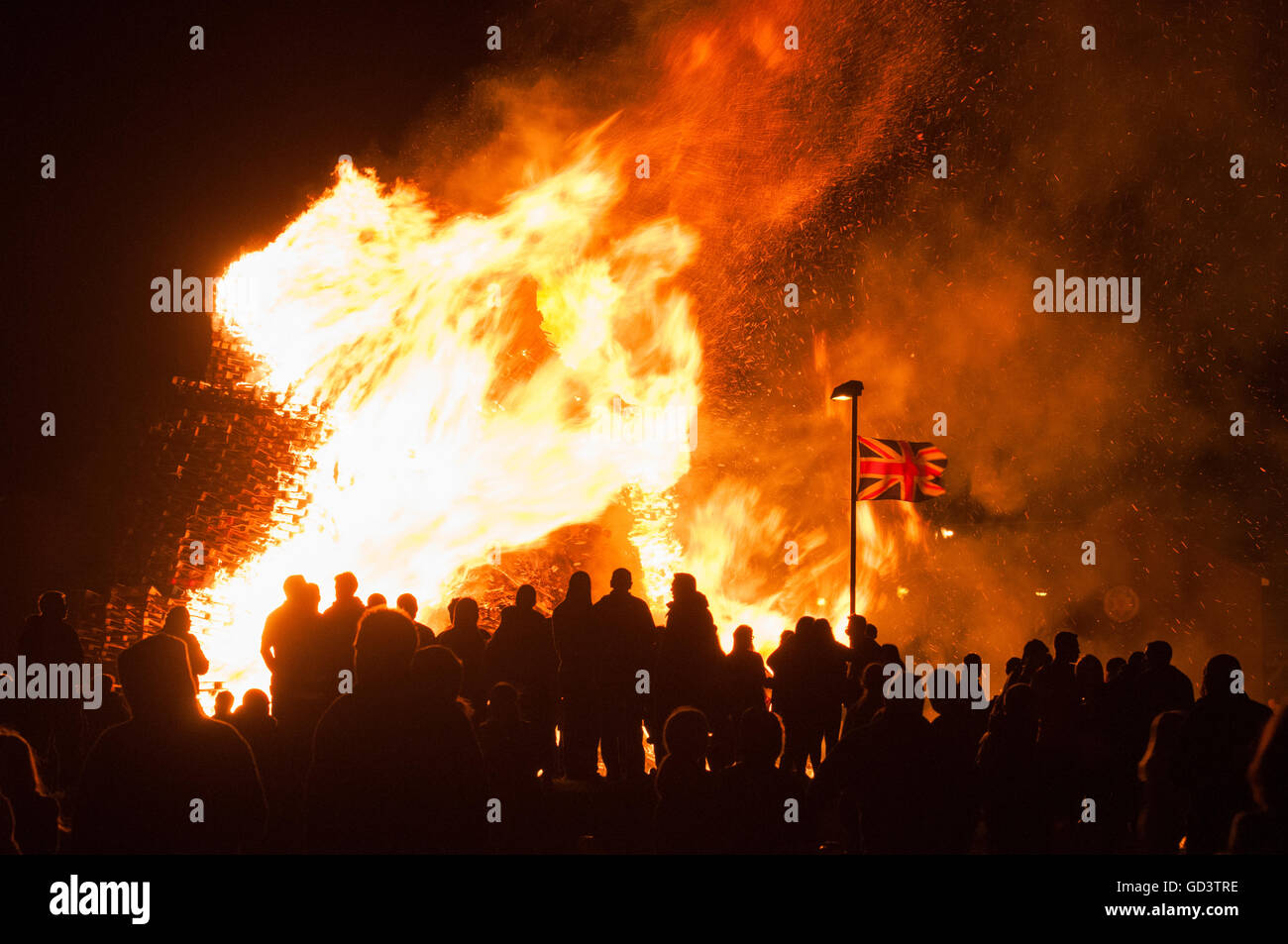 Burning union jack flag hi-res stock photography and images - Alamy