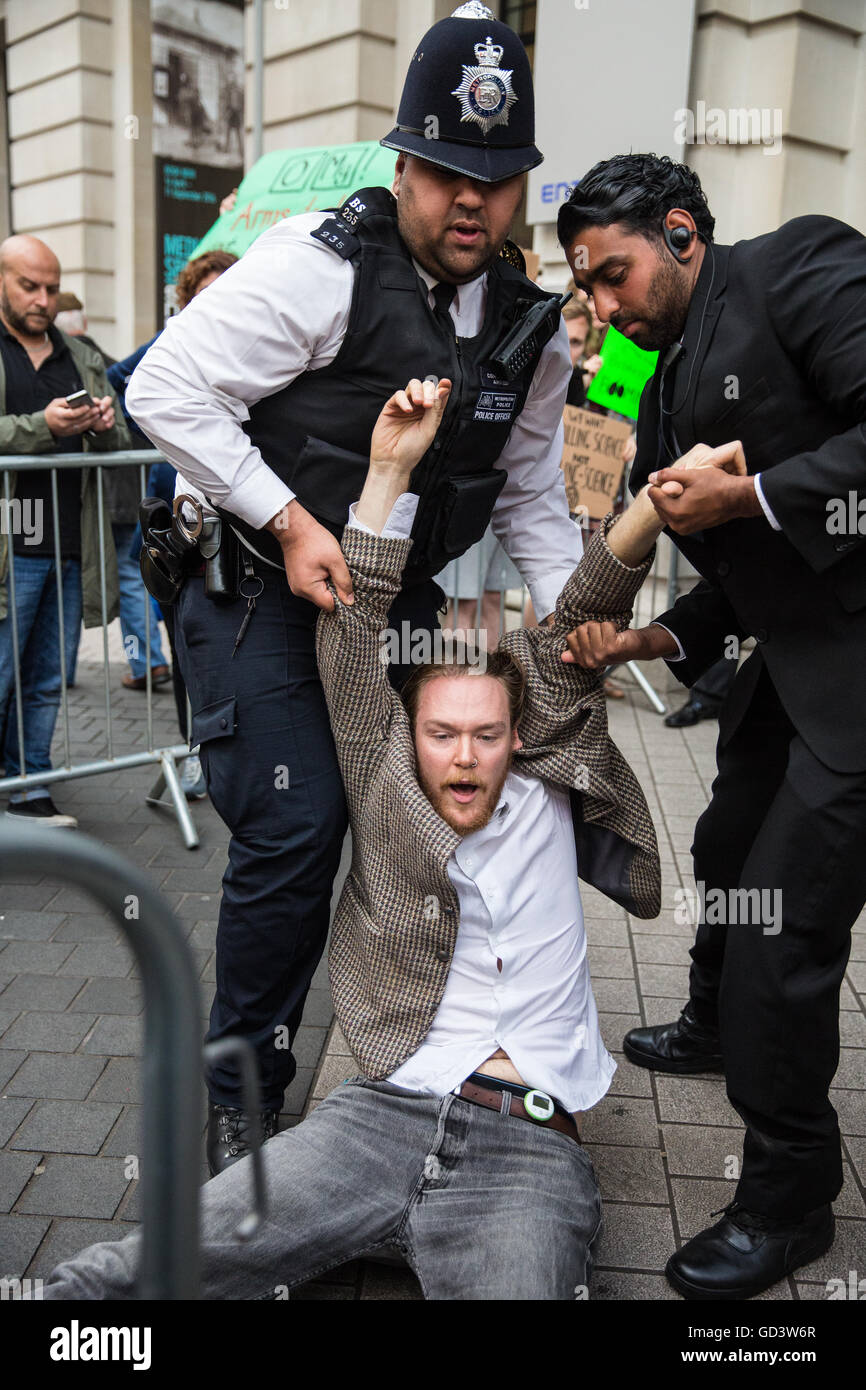 Saudi police officer hi-res stock photography and images - Alamy