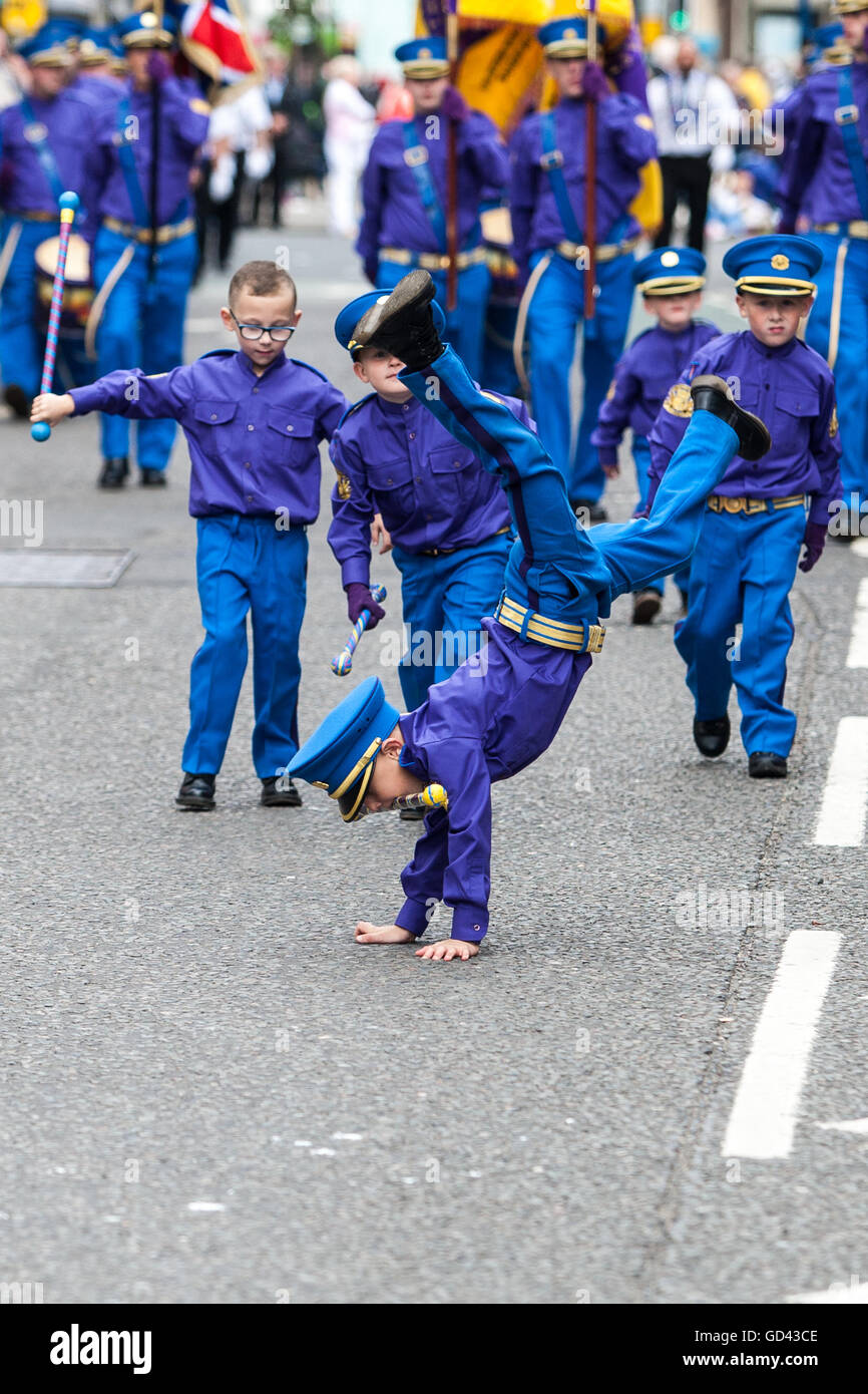 Doing cartwheels hi-res stock photography and images - Alamy