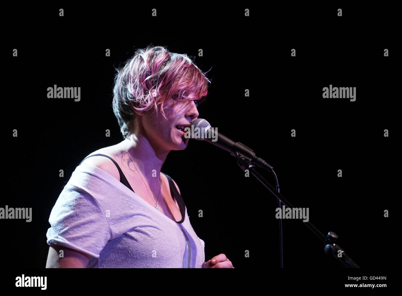 She drew the gun hi-res stock photography and images - Alamy