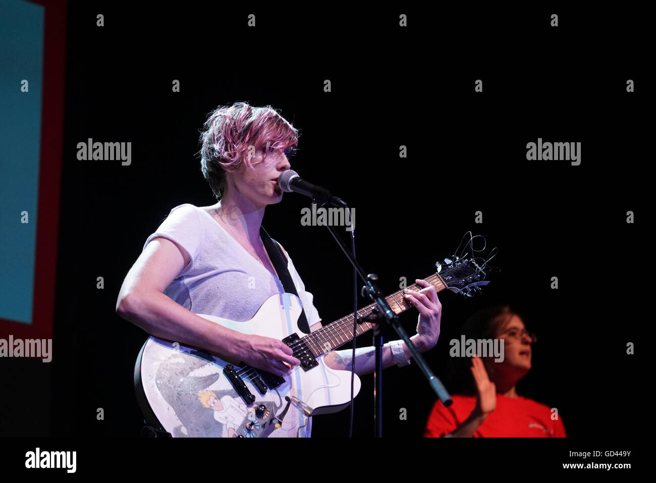 She drew the gun hi-res stock photography and images - Alamy