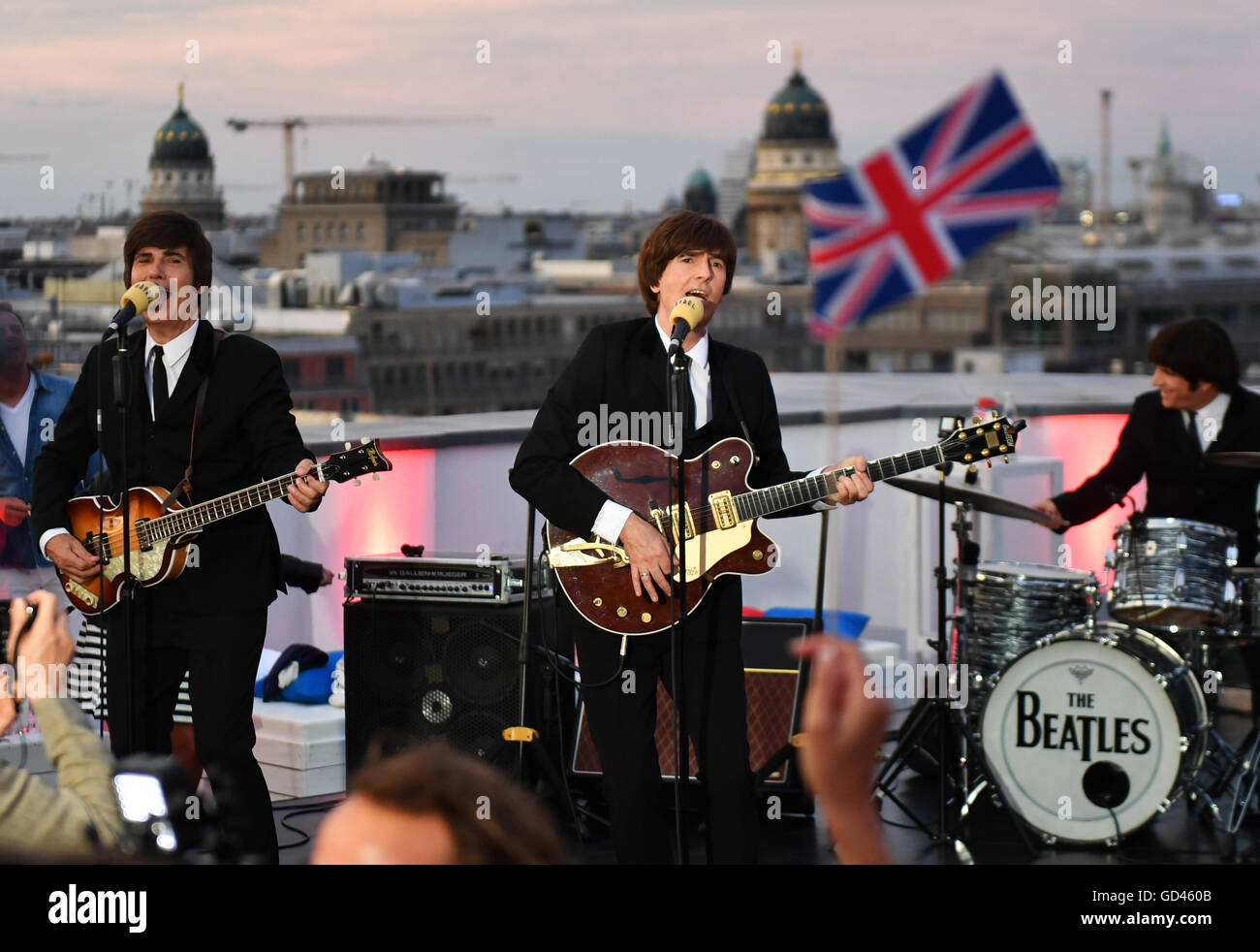 Beatles rooftop concert hi-res stock photography and images - Alamy