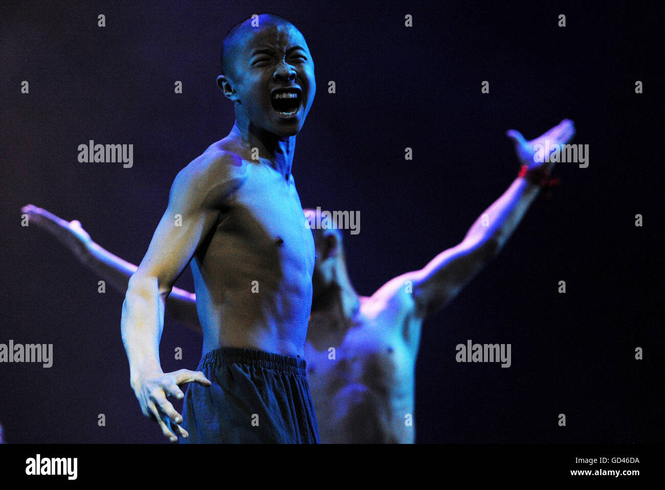 Shaolin kung fu show hi-res stock photography and images - Alamy