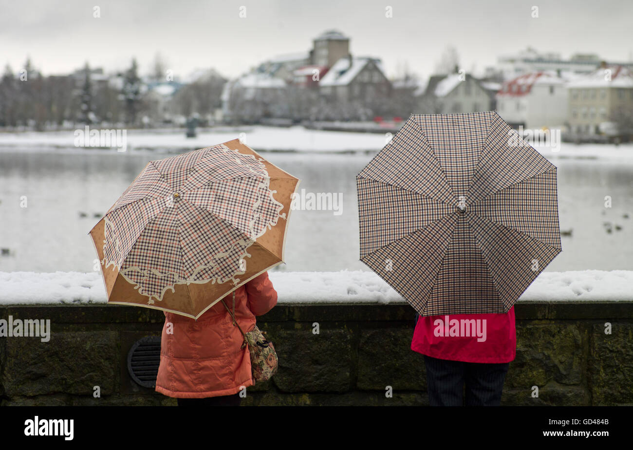 People with umbrellas hi-res stock photography and images - Alamy