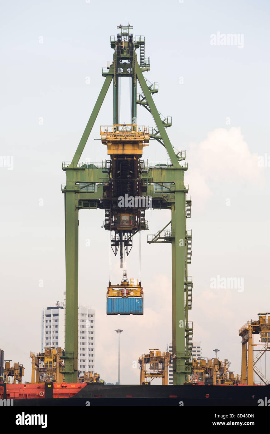 Container handling gantry crane hi-res stock photography and images - Alamy