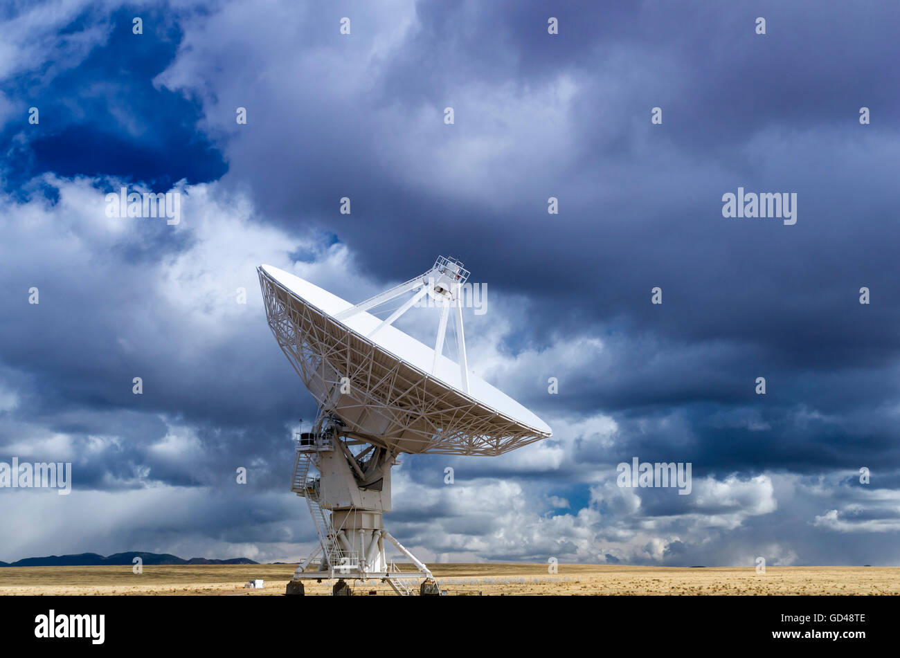 Radio telescope at the Very Large Array (VLA), Plains of San Agustin ...