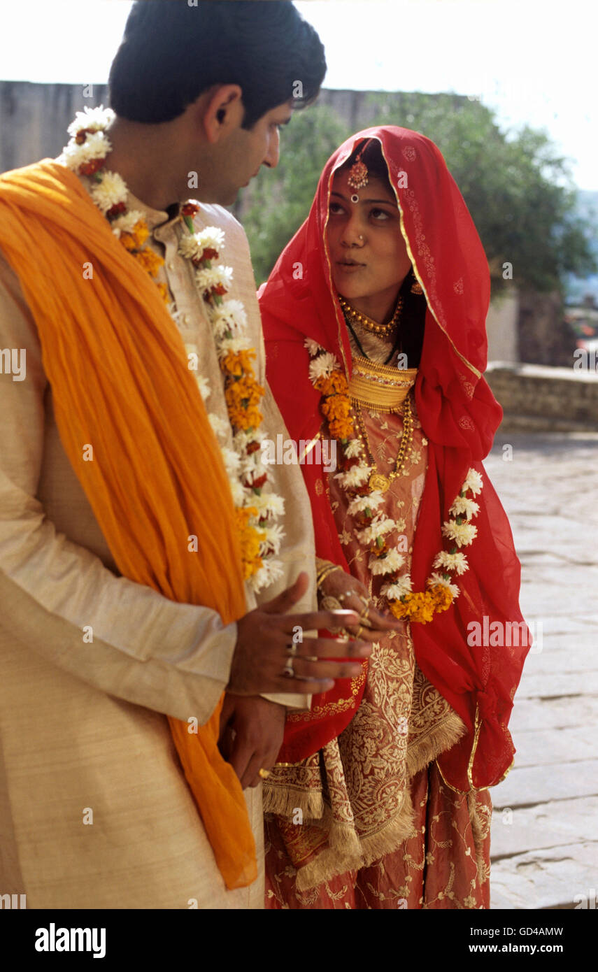 Newly weds doing puja Stock Photo - Alamy