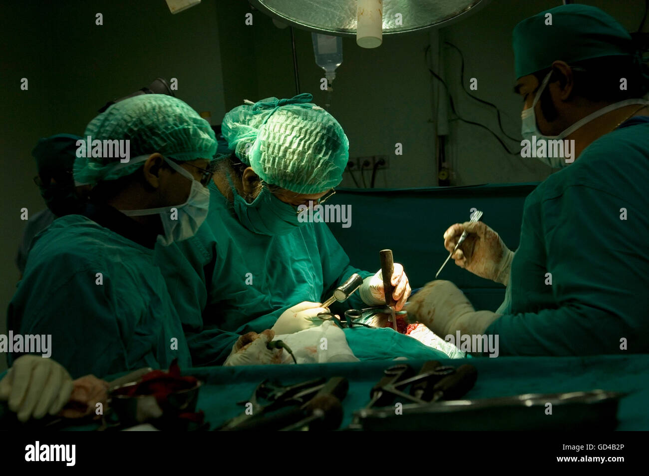 Operating theatre doctors hi-res stock photography and images - Alamy