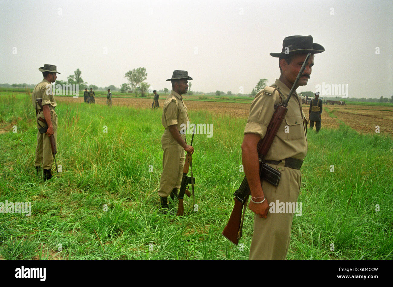 Border security force bsf soldier hi-res stock photography and images ...