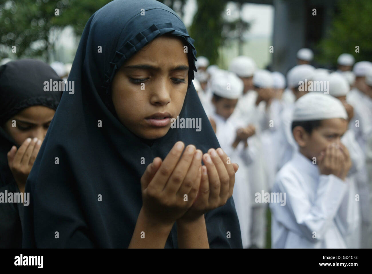 Indian muslim children praying in the morning Stock Photo - Alamy