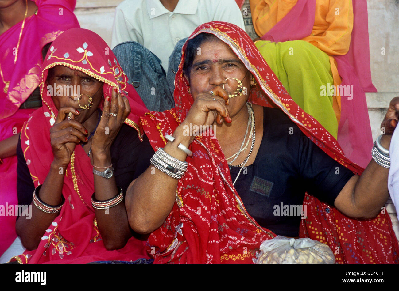 Women smoking beedi Stock Photo - Alamy