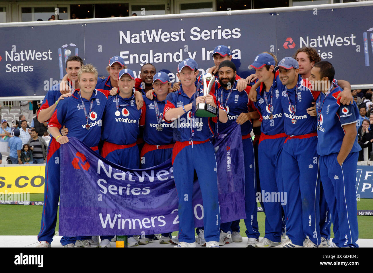 England cricketers celebrating hi-res stock photography and images - Alamy