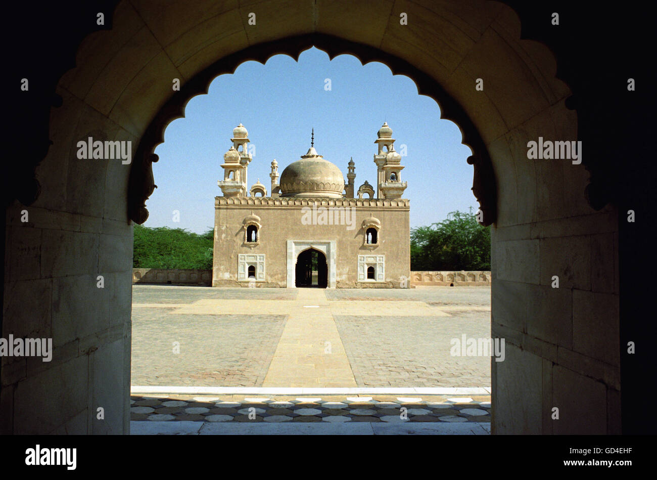 Entrance gate of a mosque Stock Photo - Alamy