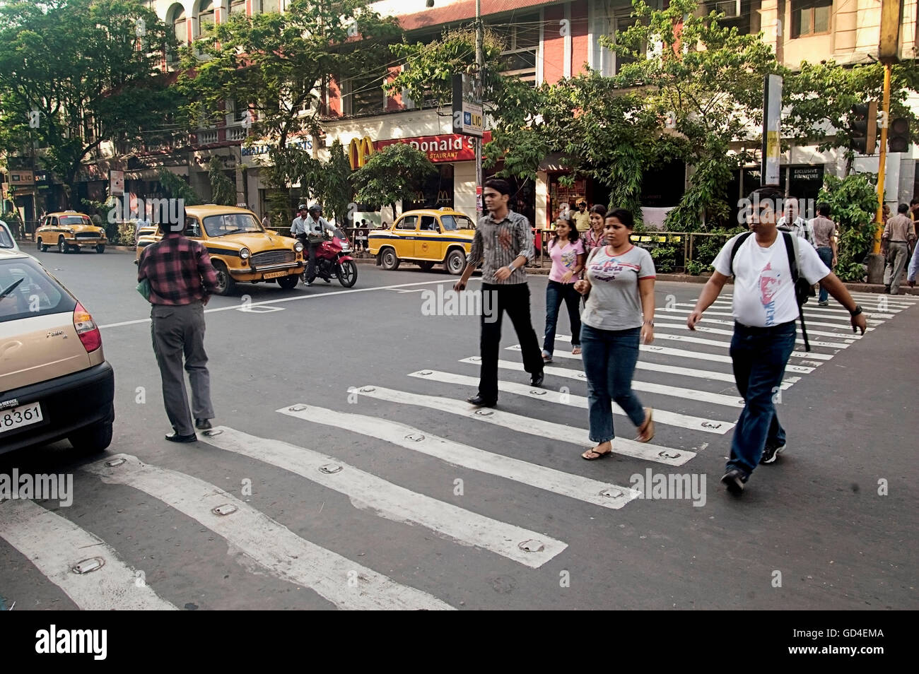 People crossing a road Stock Photo - Alamy